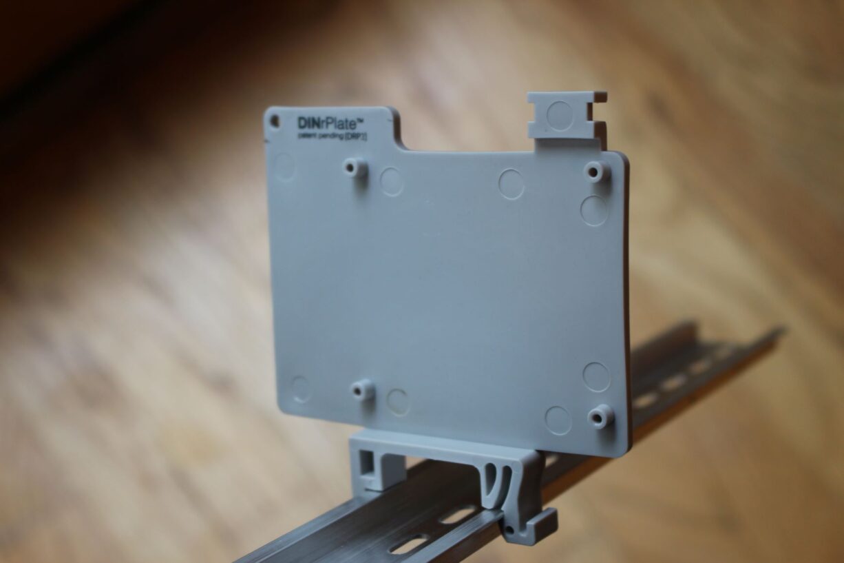 DIN-r plate Raspberry Pi Rack System – How to Raspberry
